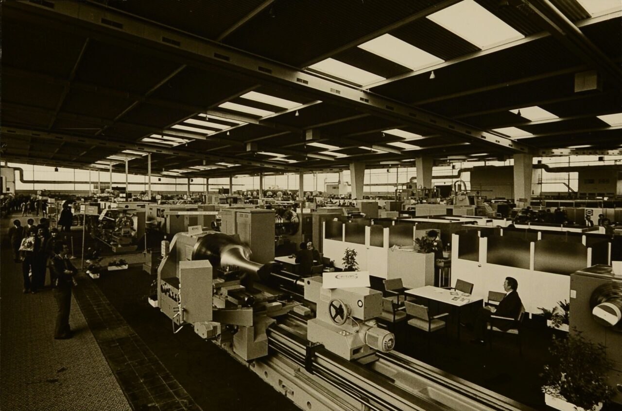 EMO 1977, Ausstellungshalle mit Maschinen