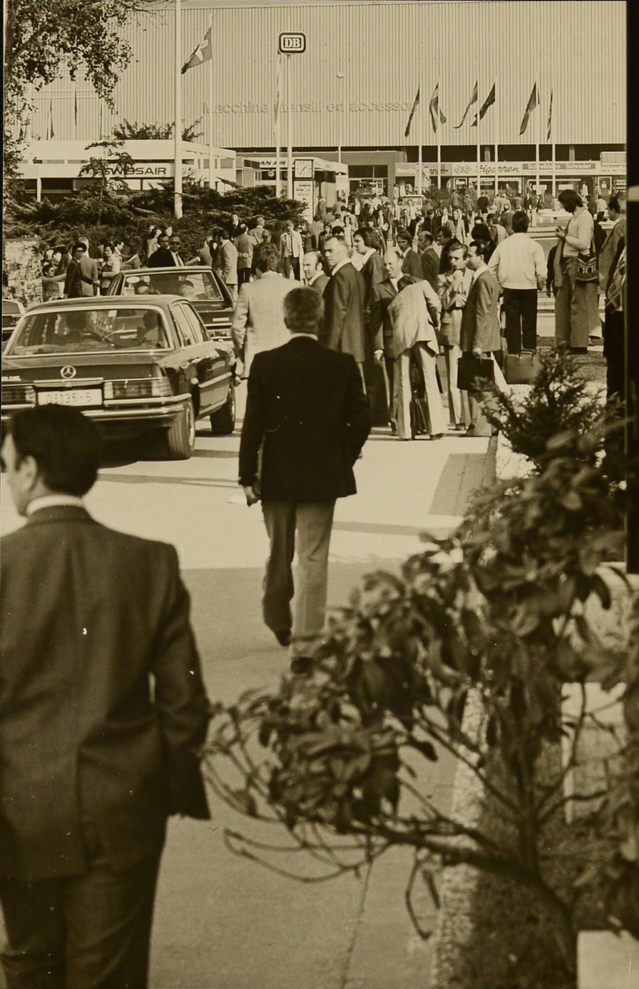 EMO 1977, Außenaufnahme des Geländes, Besucher im Vordergrund, Halle im ...