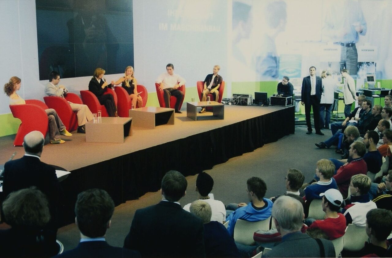 Blick Von Erhöhtem Standpunkt Auf Eine Podiumsdiskussion Runter Mit Publikum Emo 2005